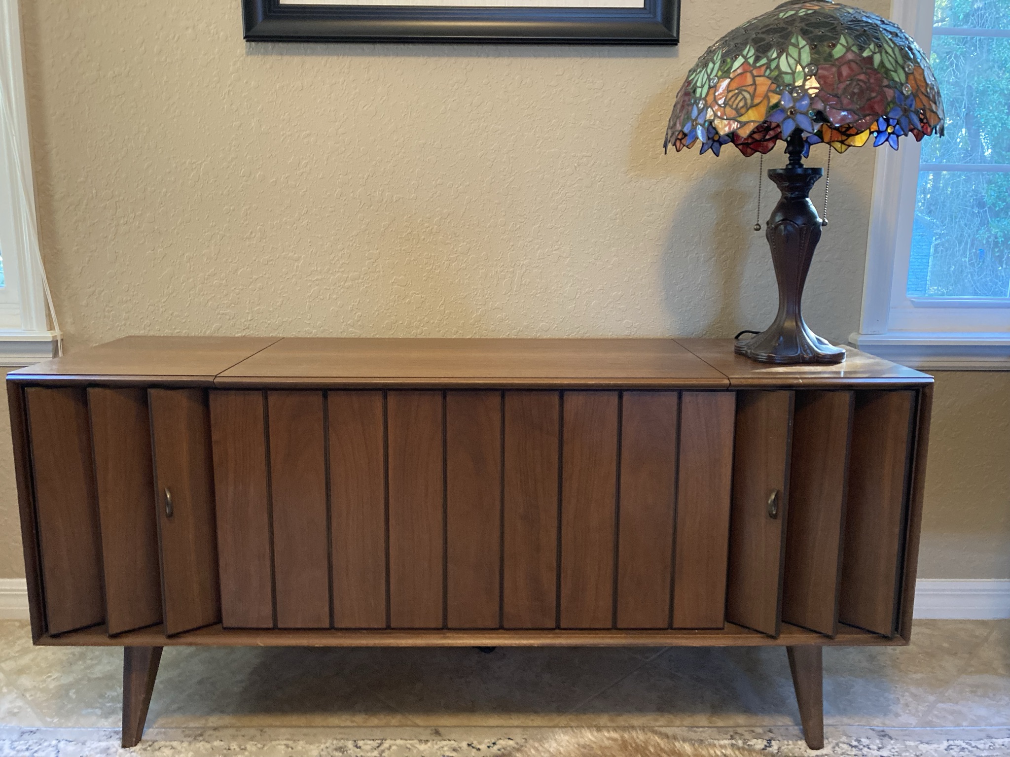 1967 Zenith model X930 console – Henson Brothers Old Tyme Radios