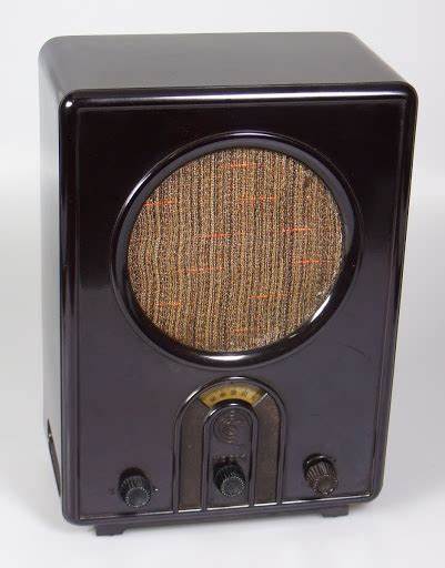 1933 VE301 Volksempfanger People’s Radio – Henson Brothers Old Tyme Radios